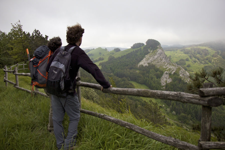 IL MONTE VALORIA E IL GROPPO DEL VESCOVO - Trekking Taro&Ceno